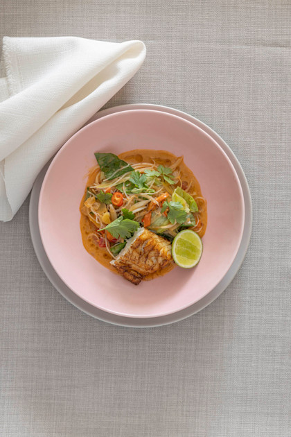 Stegt torsk med rød karry, kokos og nudler | REMA 1000