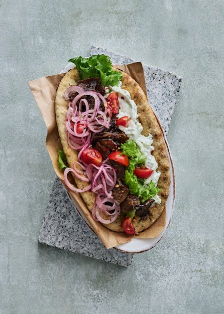 Fladbrød med kebab, marinerede løg og tzatziki | REMA 1000