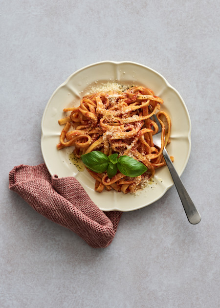 Pasta med tomatsauce og friskrevet parmesan | REMA 1000