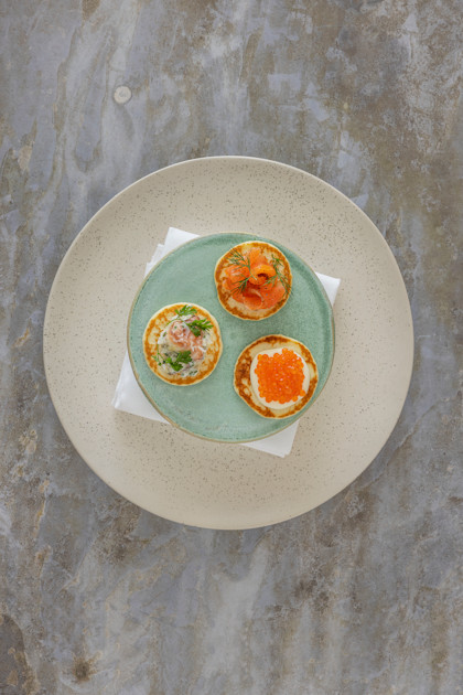 Blinis med pisket creme fraiche, citronskal & koldrøget laks | REMA 1000