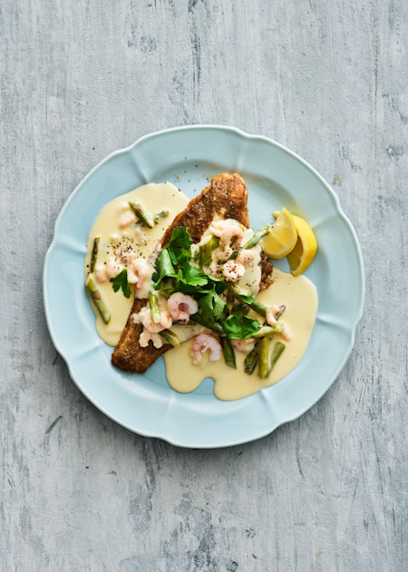 Helstegt rødspætte med rejer i asparges | REMA 1000