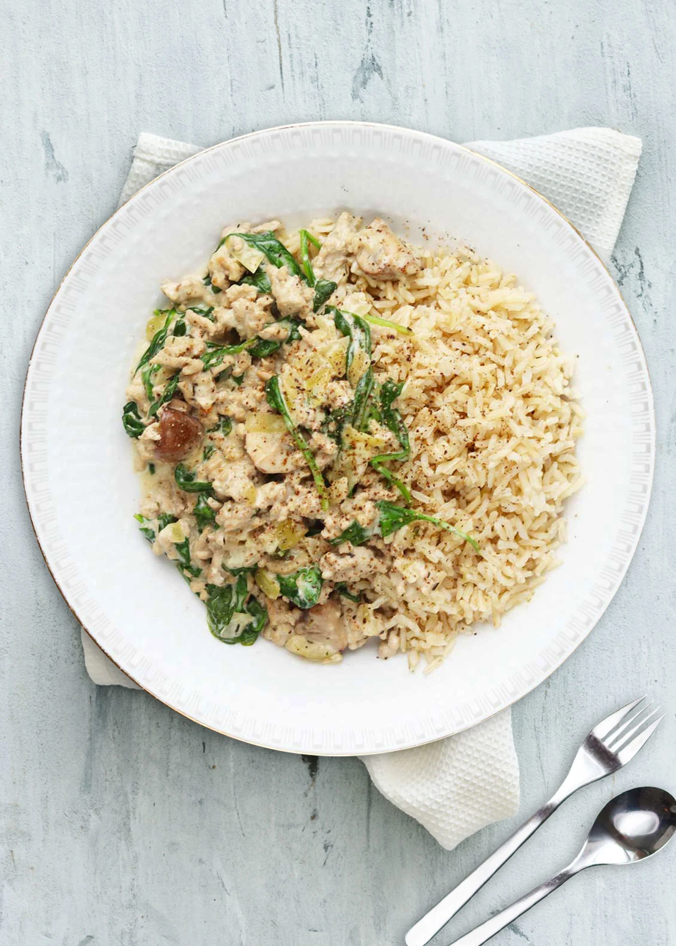 Hakket svinekød i cremet champignon-sovs med spinat | REMA 1000