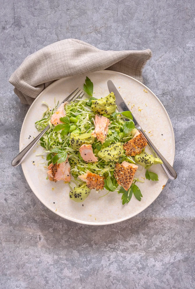 Spidskålssalat med laks & avocado | REMA 1000