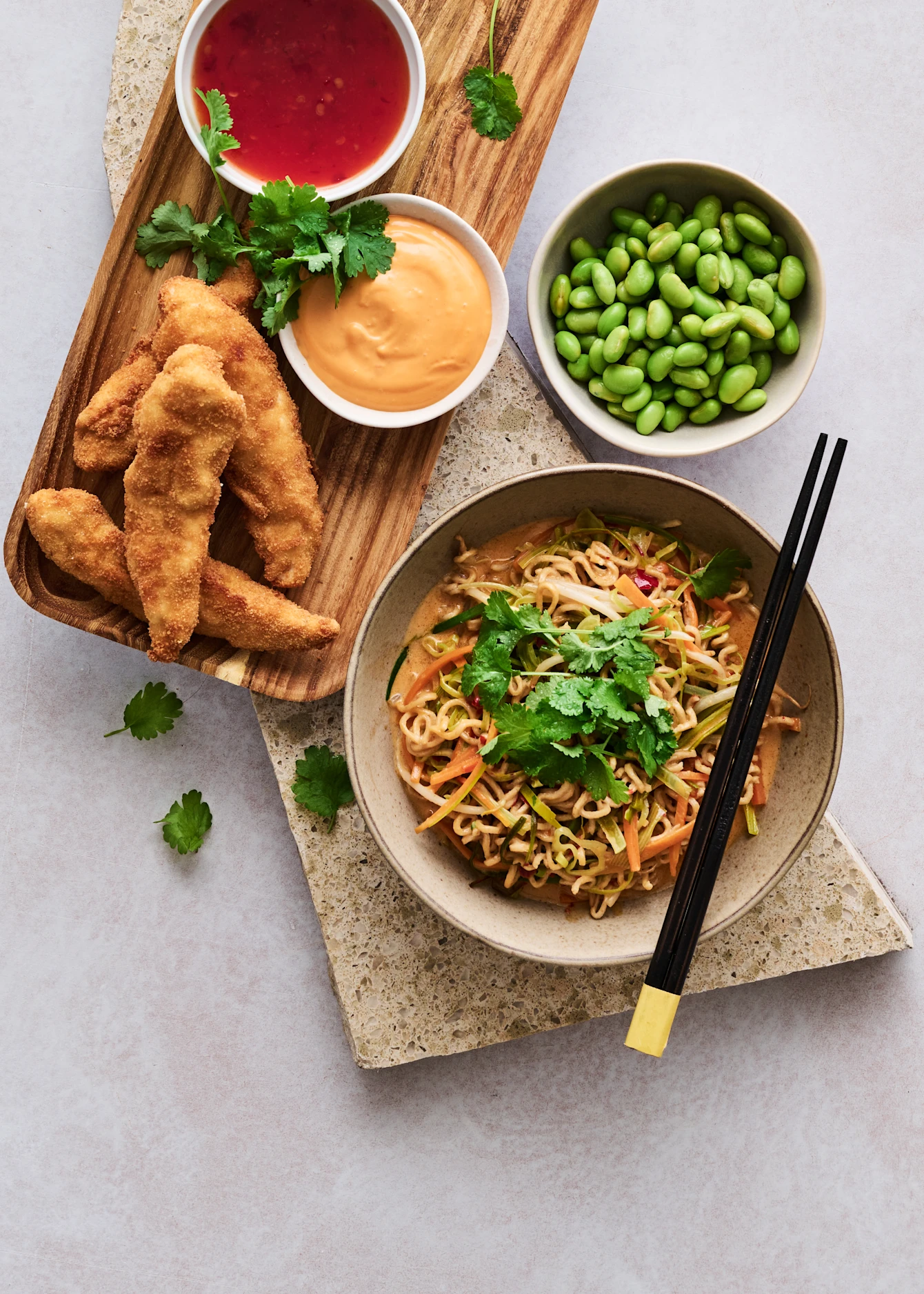 Sprødstegt kylling med nudler og dip | REMA 1000